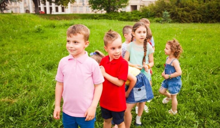 20 FUN Things To Do While Waiting In Line With Kids